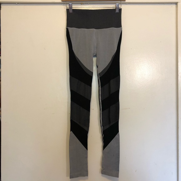 ALO Yoga | Pants & Jumpsuits | Alo Yoga Color Block Ribbed Detail ...